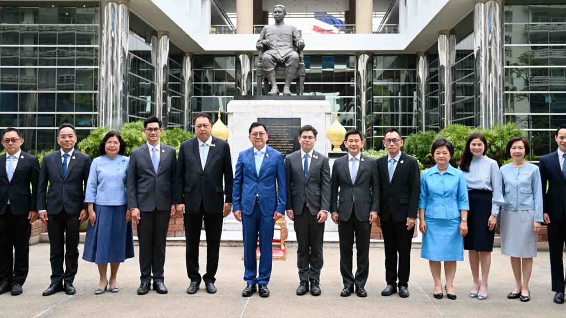 "จตุพร" เข้า ก.พาณิชย์วันแรก แบ่งงาน "สุชาติ-ฉันทวิชญ์" เร่งเจรจาภาษี ...