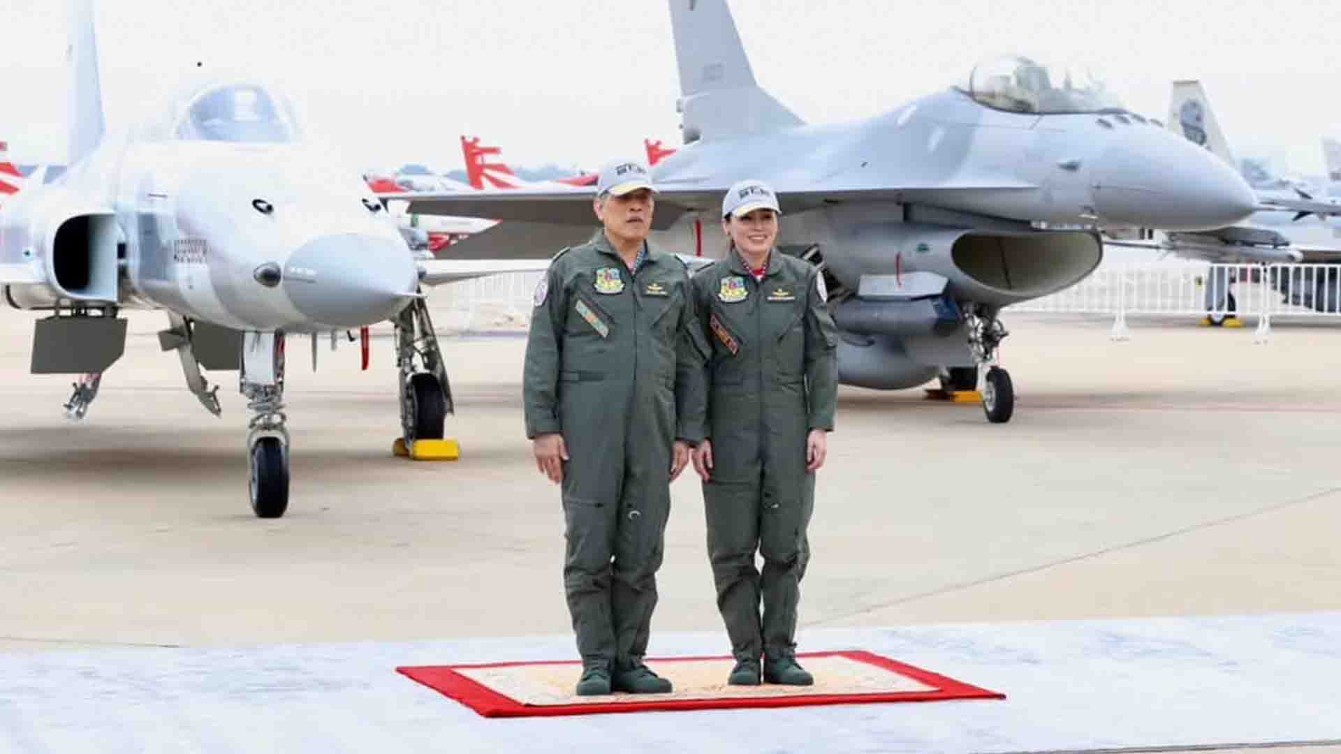 'ในหลวง-พระราชินี'เสด็จฯไปทอดพระเนตรการแสดงการบินเนื่องในโอกาสครบ 88 ปี ...